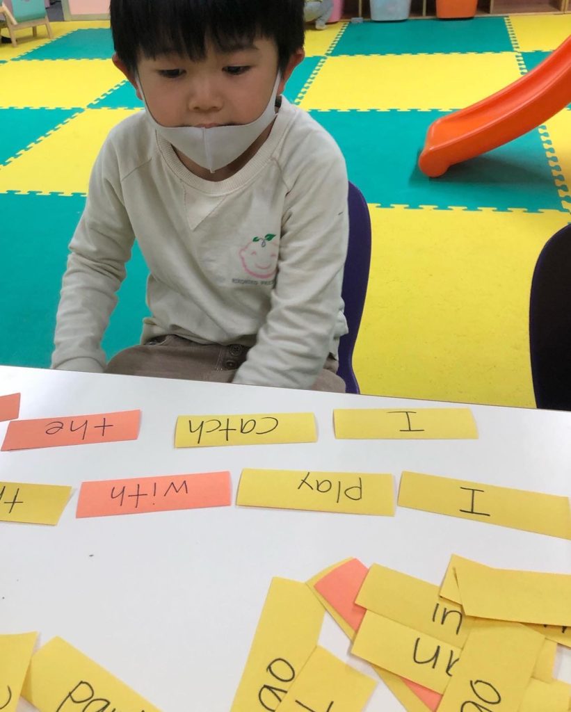 Putting Words Together - にこにこインターナショナルスクール